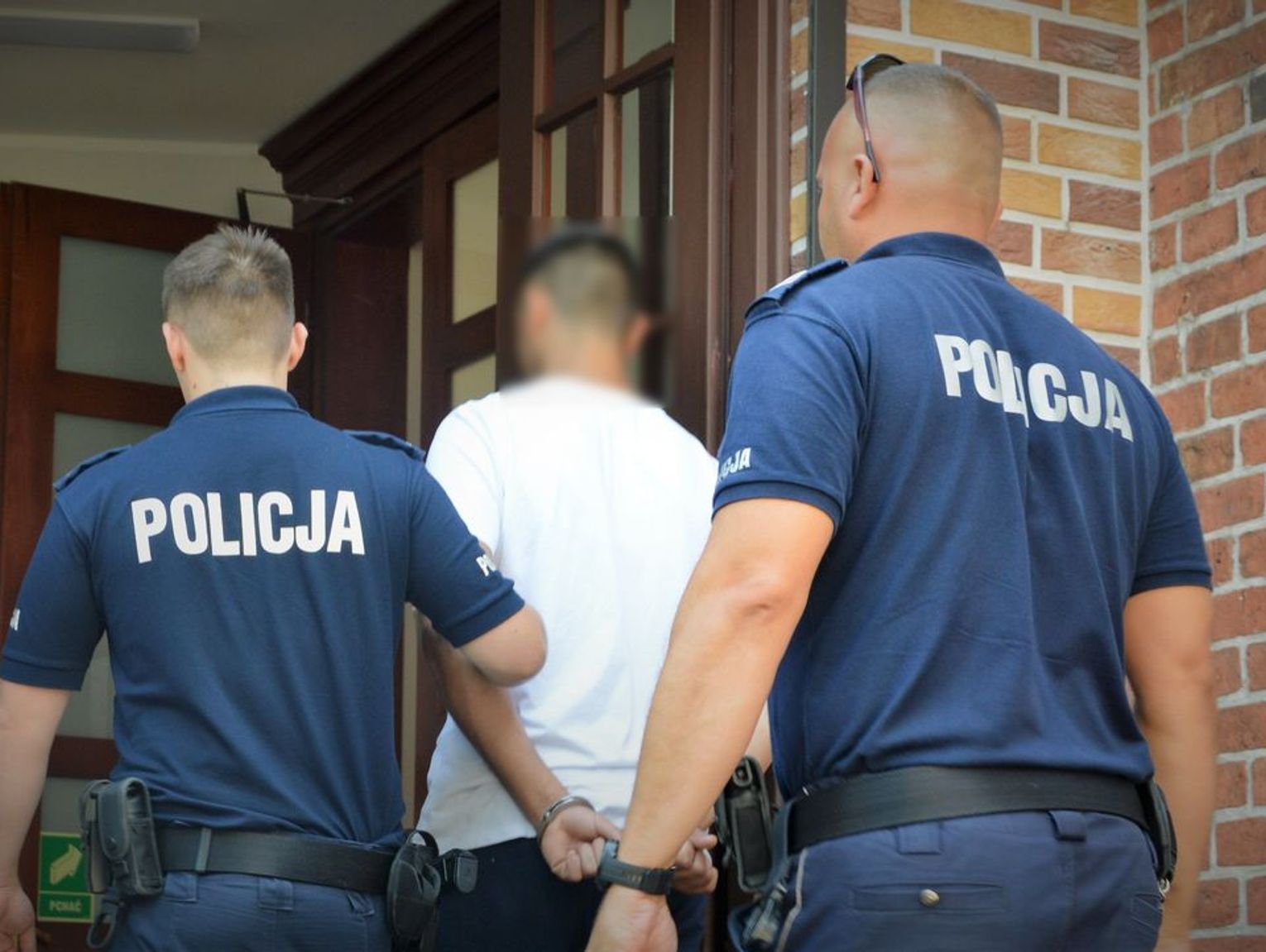 19-latek zaatakował nożem swojego kolegę. Podczas zatrzymania ... 19-latek zaatakował nożem swojego kolegę. Podczas zatrzymania ...